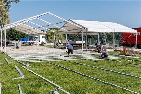 Unfall beim Aufbau - Mann stürzt von Tribüne