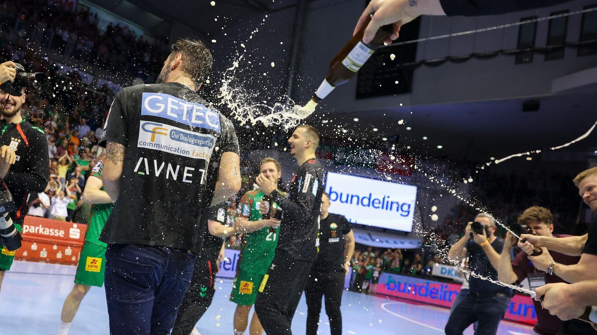 Bierdusche und Glückseligkeit: Magdeburg feiert Meistertitel