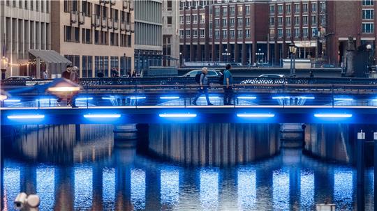 Lichtkünstler Michael Batz taucht Hamburger Brücken in blaues Licht