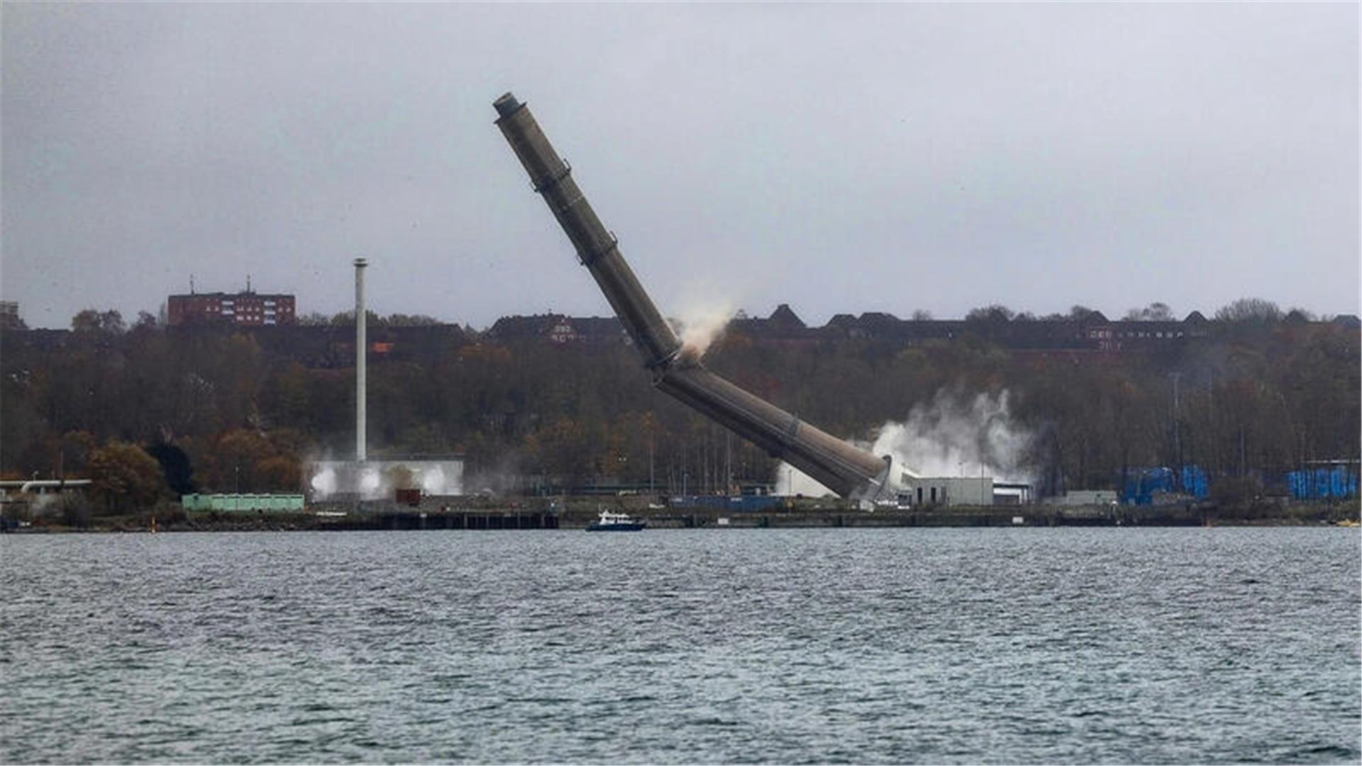 Kieler Kohlekraftwerk: Schornstein gesprengt - die Explosion im Video
