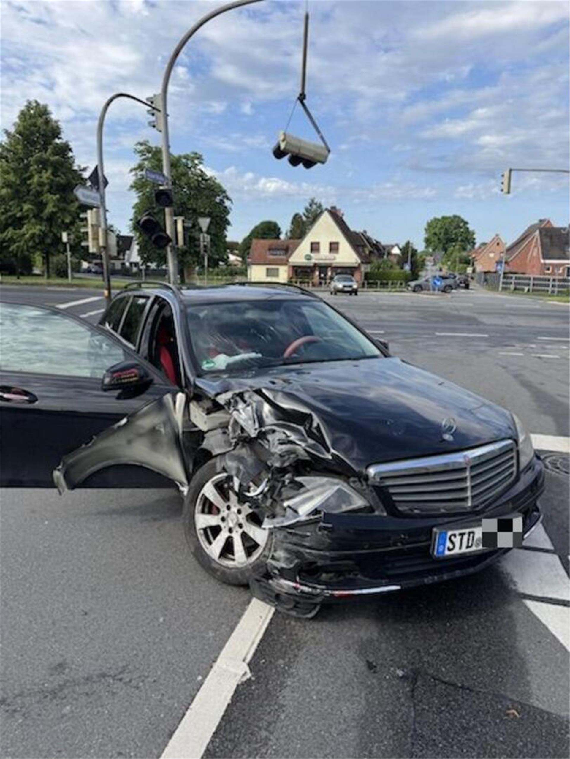 Unfälle an B73-Kreuzung in Stade: 17-jähriger Mercedesfahrer rammt Ampel