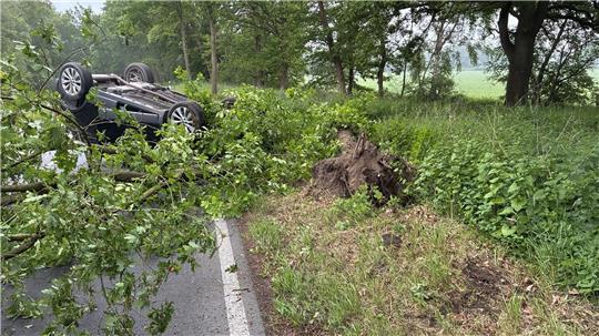 Opel prallt gegen Baum und landet auf dem Dach - Auto auf A1 in Vollbrand