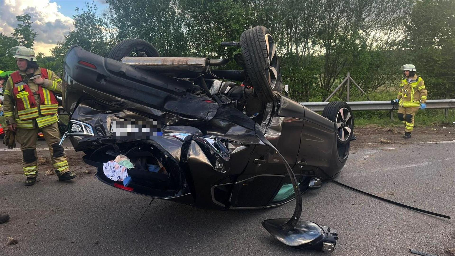 Schwerer Unfall auf A26: Mutter und Kind schwer verletzt