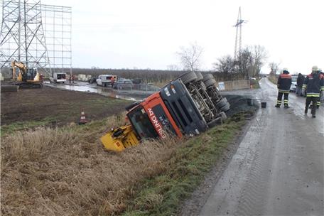 Mobilkran kippt in Seitengraben