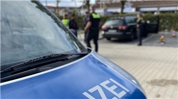 Mit Handy am Steuer auf B73: Polizei und Zoll erwischen mehrere Autofahrer