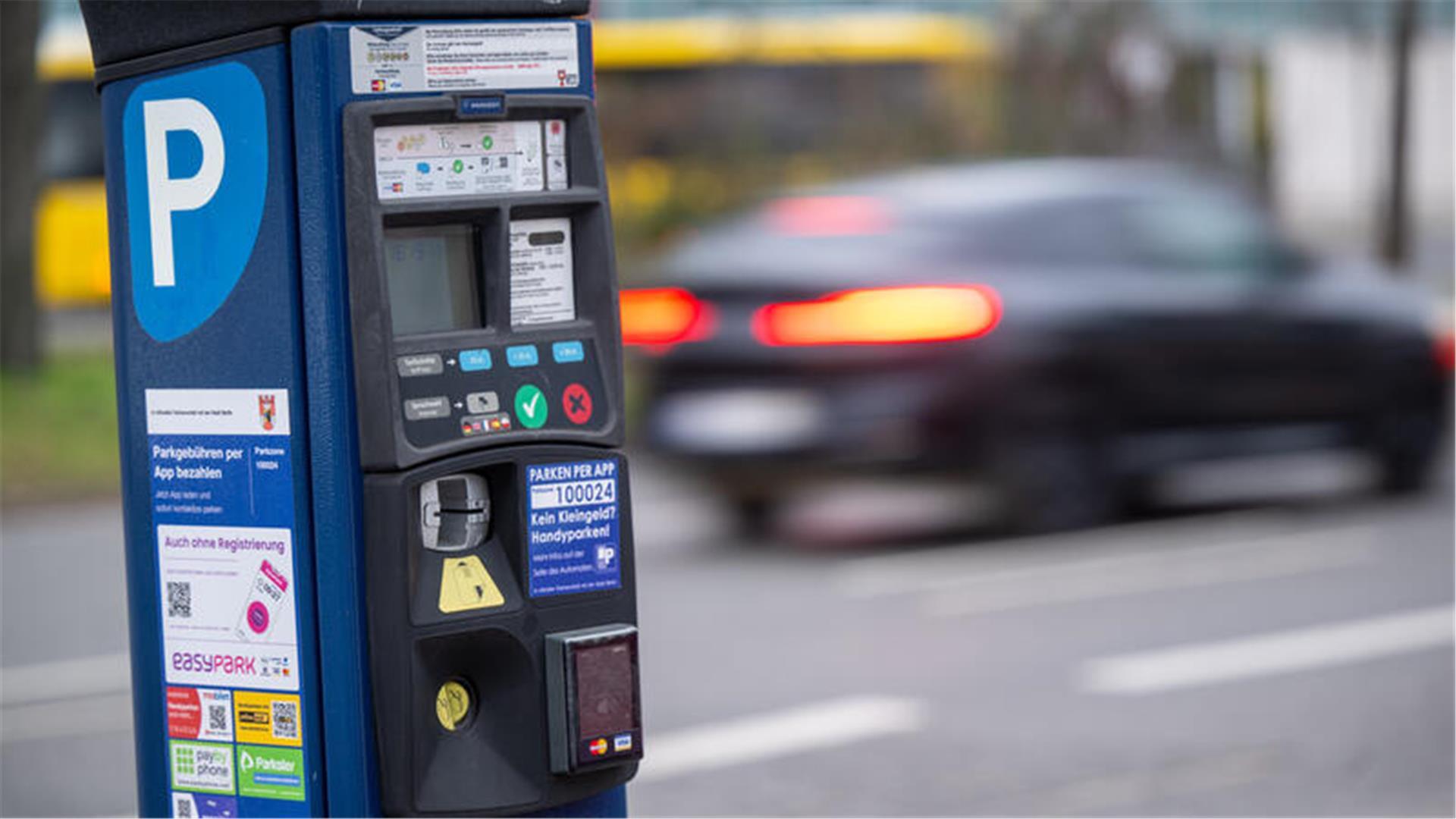 Betrug am Parkautomaten: Polizei warnt vor gefälschten QR-Codes