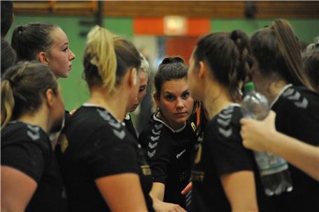 Mit Fuß und Hand: Jessica Pye ist in Ober- und Landesliga im Doppeleinsatz