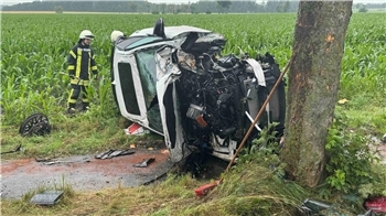 BMW kracht bei Harsefeld gegen Baum - Ahlerstedter schwer verletzt