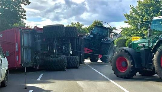 Traktor-Anhänger kippt in Horneburg um