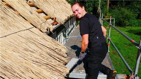 Laura Ehlert ist Reetdachdeckerin – und will Meisterin werden