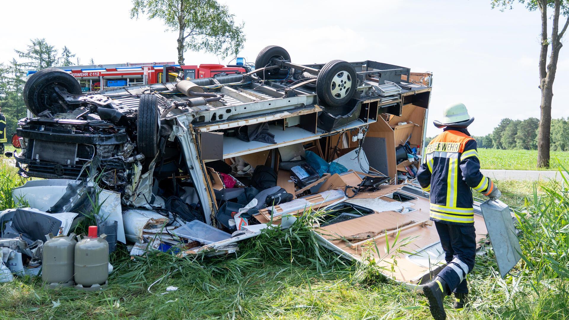 Wohnmobil kracht bei Scheeßel gegen Baum - Frau schwer verletzt