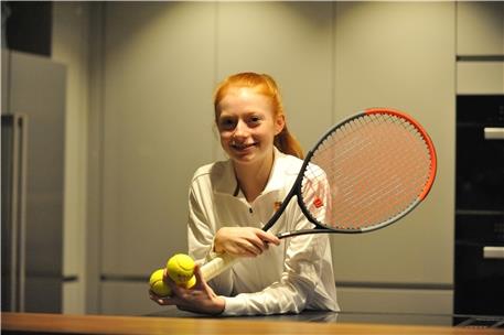 Charlotte Elsner: Talent am Brett und mit dem Schläger