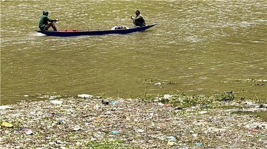 Ein Meer aus Müll: Unterwegs am „dreckigsten Fluss der Welt“