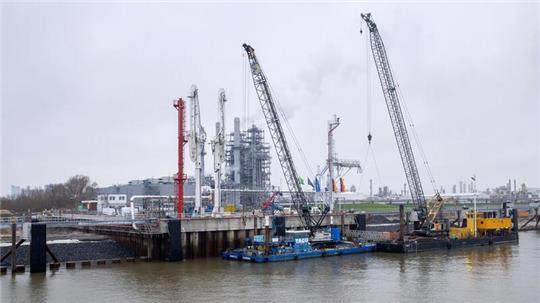 Stade: Schwimmendes LNG-Terminal darf in Betrieb gehen