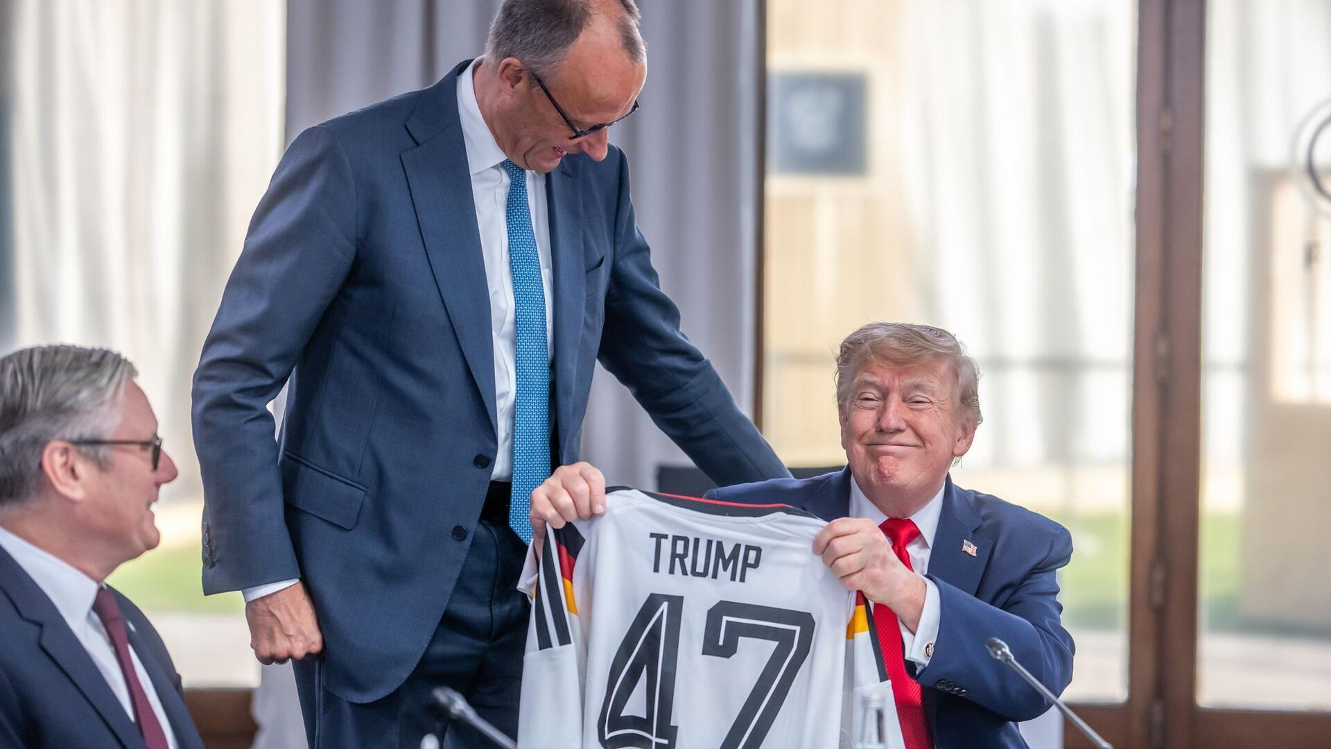 Merz schenkt Trump Nationalmannschafts-Trikot mit Nummer 47