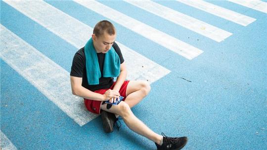 Hilfe bei Sportverletzungen: Kennen Sie die PECH-Regel?