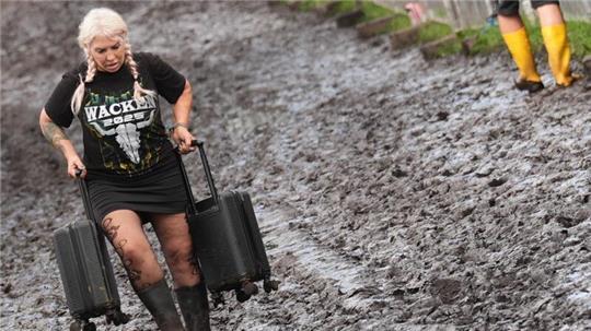 Festival im Matsch: Regenmassen verwandeln Wacken in Schlammfeld