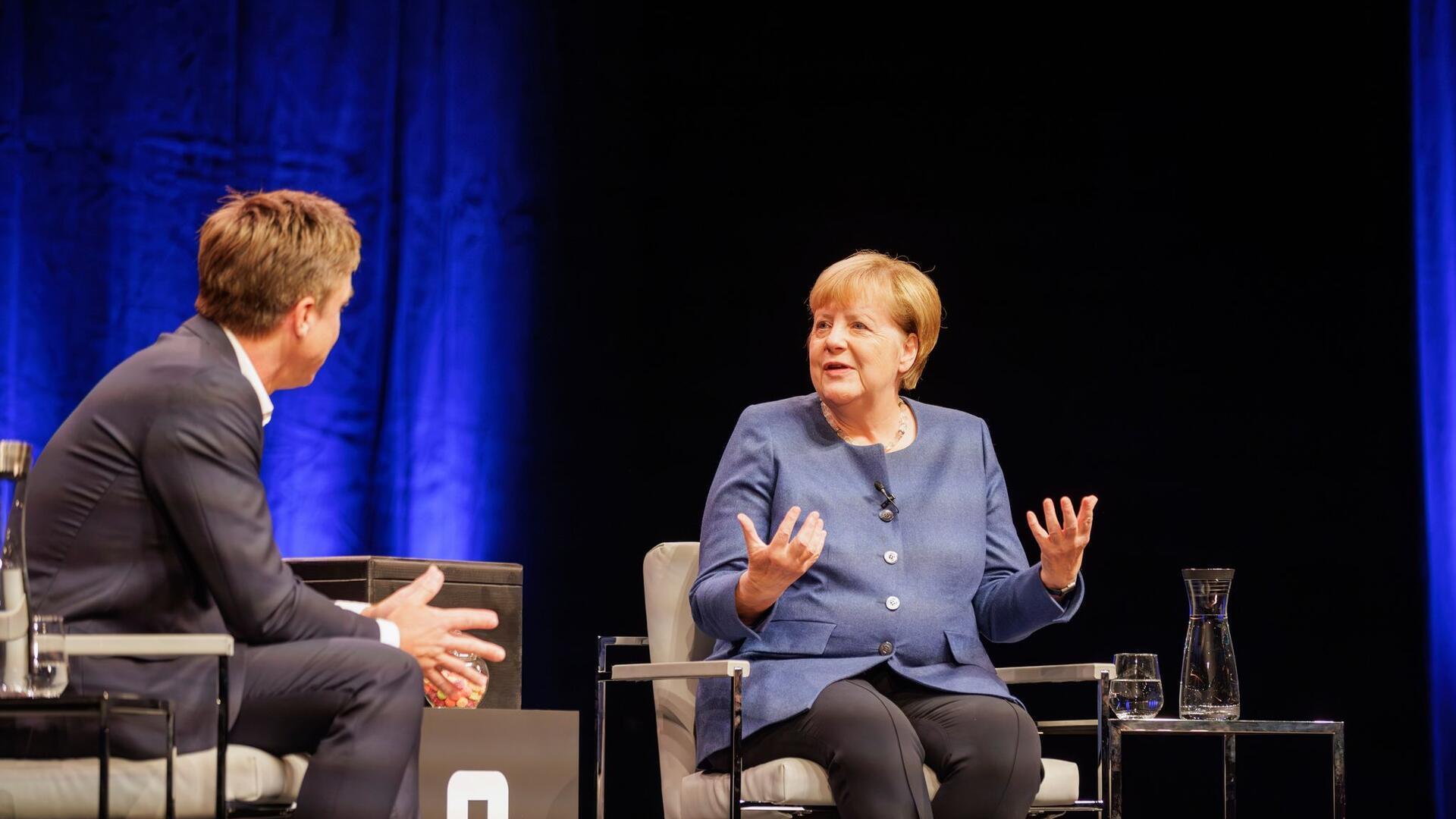 Merkel lobt Merz: „Mit Charme und Stimme“