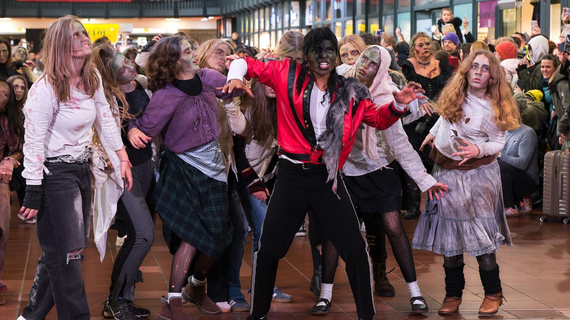 150 Zombies tanzen zu „Thriller“ im Hamburger Hauptbahnhof