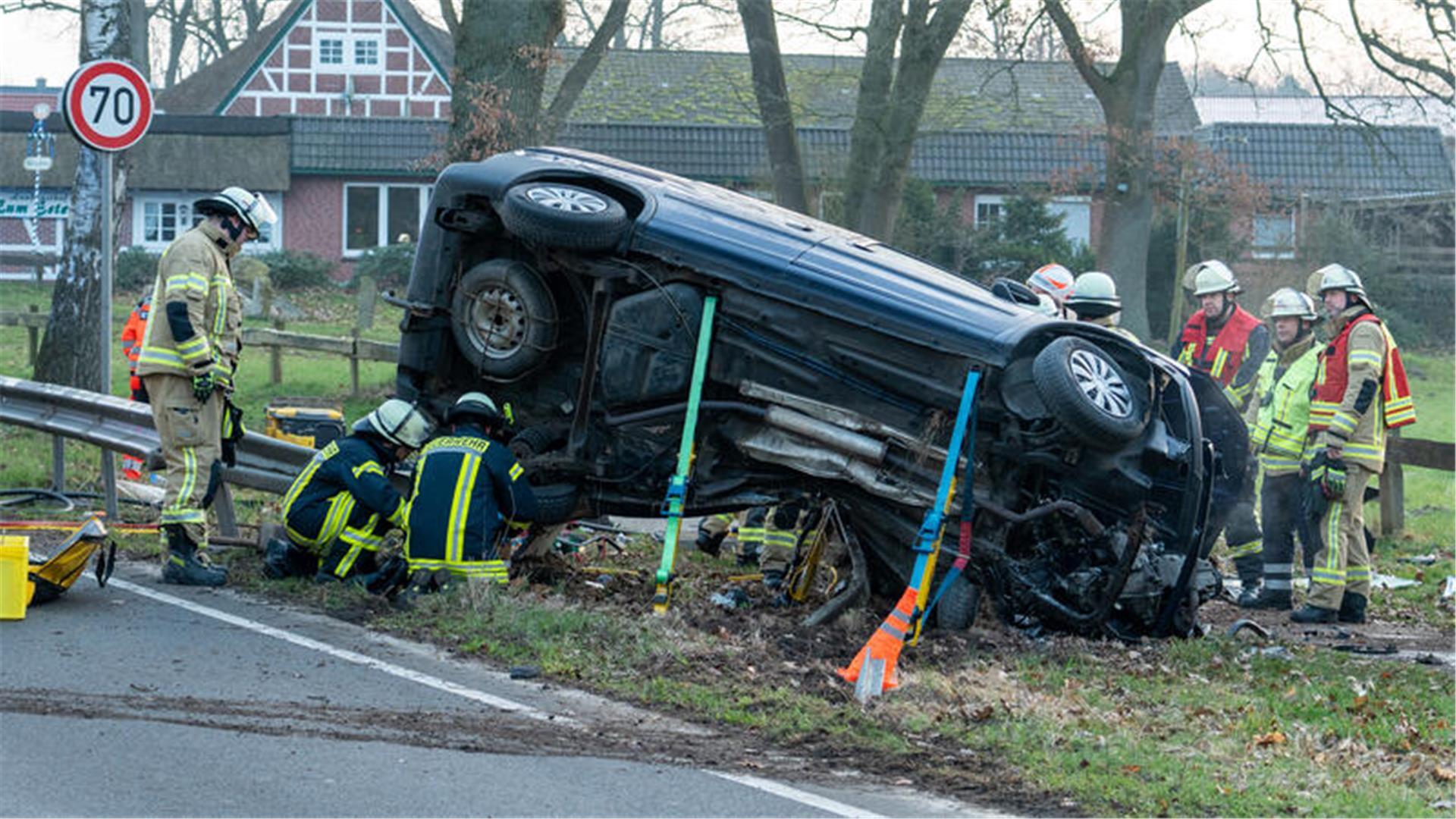 Tödlicher Unfall auf B75: Auto schleudert Leitplanke entlang